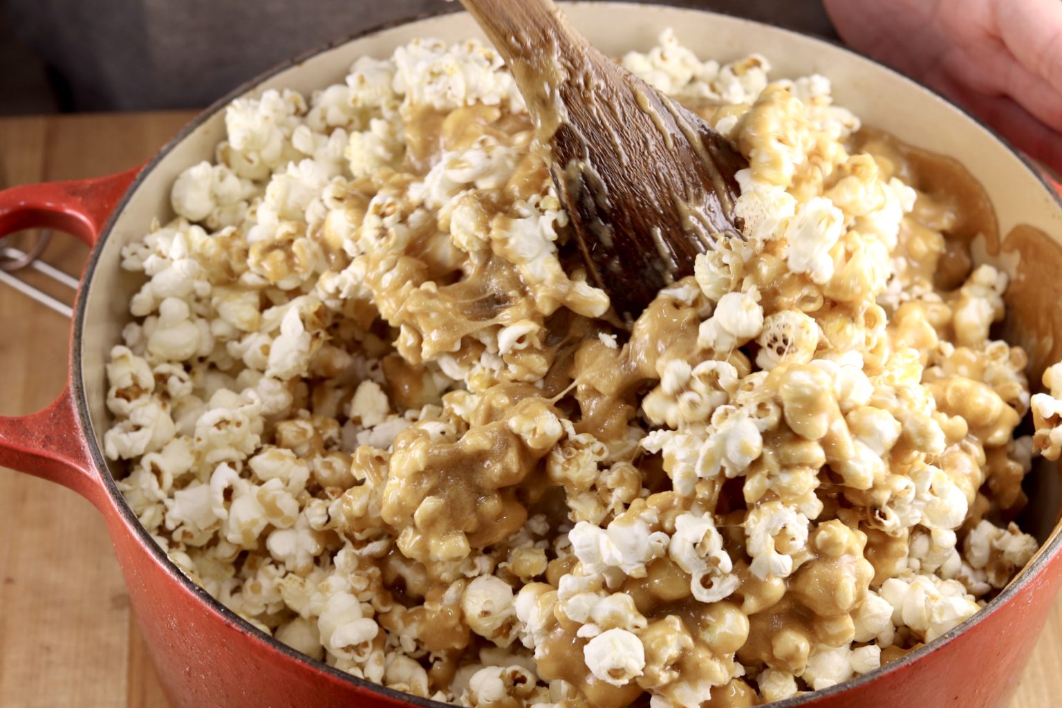 Homemade Caramel Popcorn {Crunchy Recipe} - Miss in the Kitchen