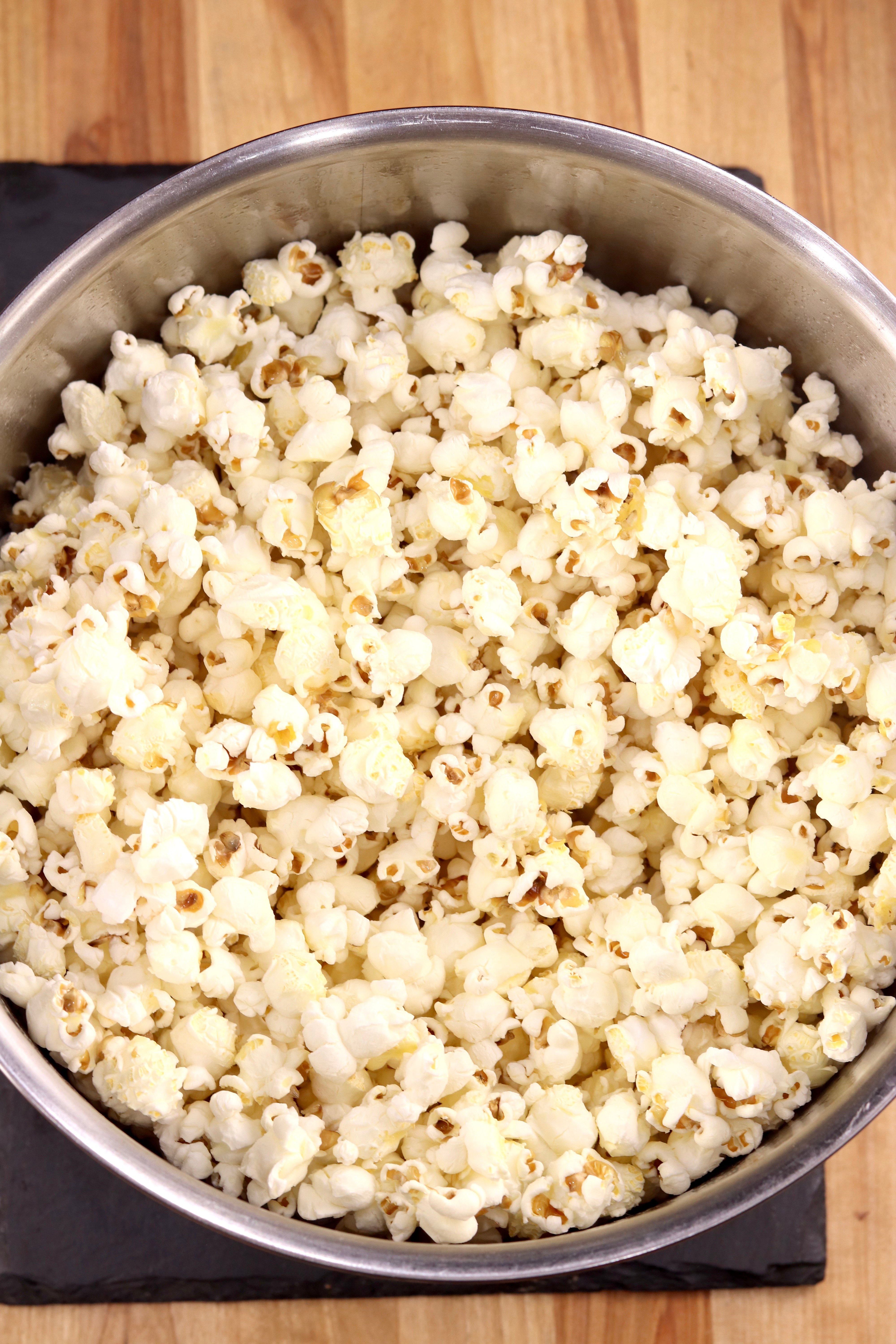 Homemade Caramel Popcorn {Crunchy Recipe} - Miss in the Kitchen