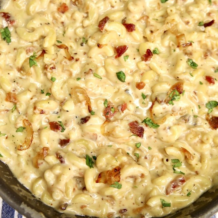 French Onion Mac and Cheese {with Bacon} - Miss in the Kitchen